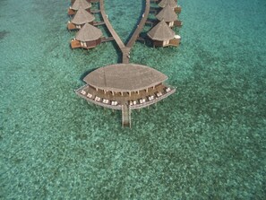 2 bares/lounges 