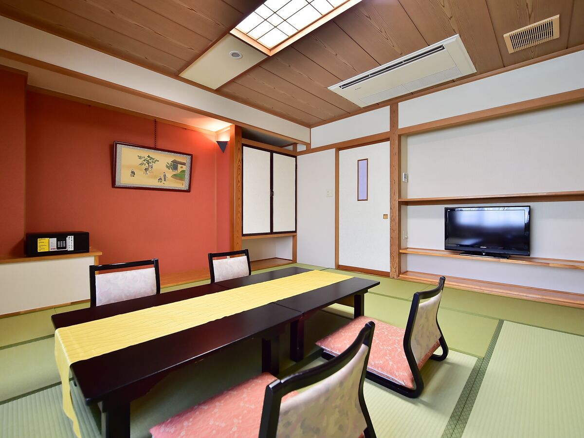 Um quarto tradicional japonês, com tatames, uma mesa baixa e biombos shoji.