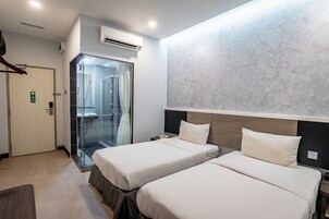 Quarto superior, 2 camas de solteiro | Cofres nos quartos, escrivaninha, ferros/tábuas de passar roupa