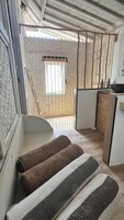 1 Bedroom Superior with Private Pool | Banheiro | Chuveiro, produtos de toalete grátis, toalhas de banho, sabonete