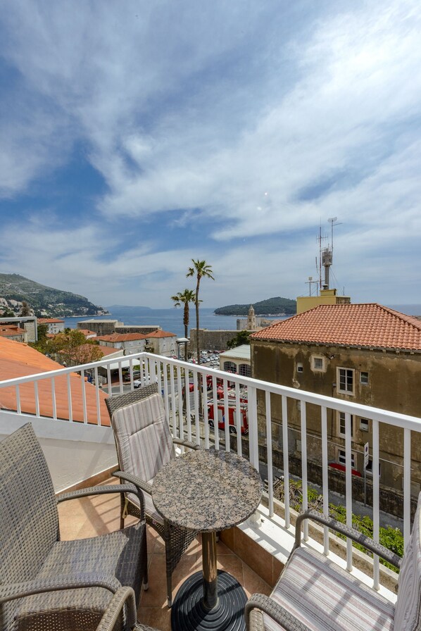 Quarto triplo superior, sacada, vista para o mar | Sacada