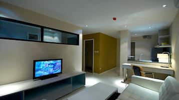 Suite, 2 quartos | Sala de estar | Televisor LCD de 32 polegadas com canais por cabo, televisor