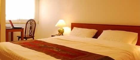 Estúdio | Secretária, camas desdobráveis, internet com fios grátis