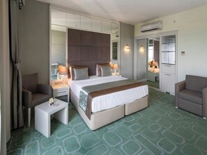 Suíte família, sacada | Roupas de cama antialérgicas, frigobar, cofres nos quartos, escrivaninha