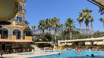 Piscina exterior sazonal, guarda-sóis, espreguiçadeiras