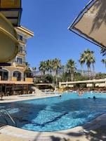 Piscina externa sazonal, guarda-sóis, espreguiçadeiras