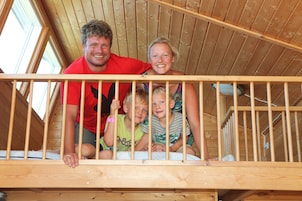 Cabana de Madeira Comfort, casa de banho privativa (Linen Excluded) | Com mobília individualizada, berços/camas para crianças, Wi-fi grátis