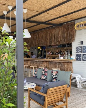 Uma praia privada nas proximidades, praia de areia negra 