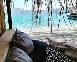 Uma praia privada nas proximidades, praia de areia negra 