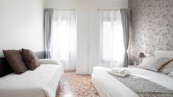 Apartamento, 3 quartos (check-in online) | Quartos insonorizados, ferro/tábua de engomar, Wi-fi grátis