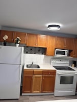 Quarto Standard, 2 camas queen-size, cozinha | Cozinha privada | Um frigorífico, um micro-ondas, uma cafeteira/bule