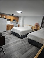 Quarto Standard, 2 camas queen-size, cozinha | Secretária, Wi-fi grátis, roupa de cama fornecida