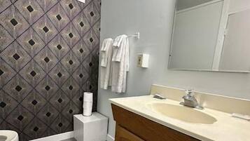 Quarto standard, 2 camas Queen, cozinha | Banheiro | Chuveiro, produtos de toalete grátis, toalhas de banho