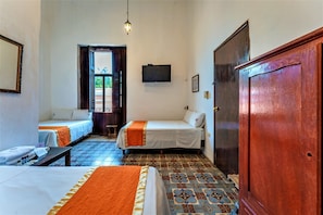 Quarto triplo | Roupas de cama premium, escrivaninha, ferros/tábuas de passar roupa