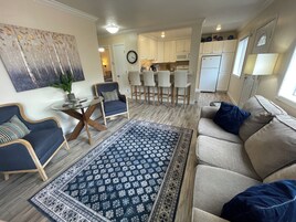 Private Apartment, 2 Bedroom, Full Kitchen, Ground Floor, Unit 1, Arctic Fox Vacation Rentals | Sala de estar | Smart TV 