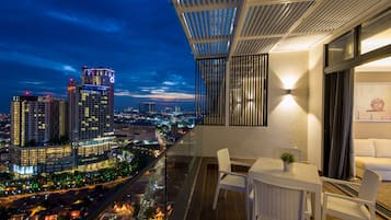 Suite Executiva, 2 quartos, Vista para a cidade | Minibar, cofre no quarto, secretária, cortinas/cortinados opacos