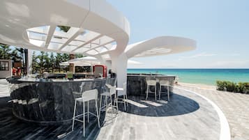 2 bares/lounges, bar ao lado da piscina, bar na praia