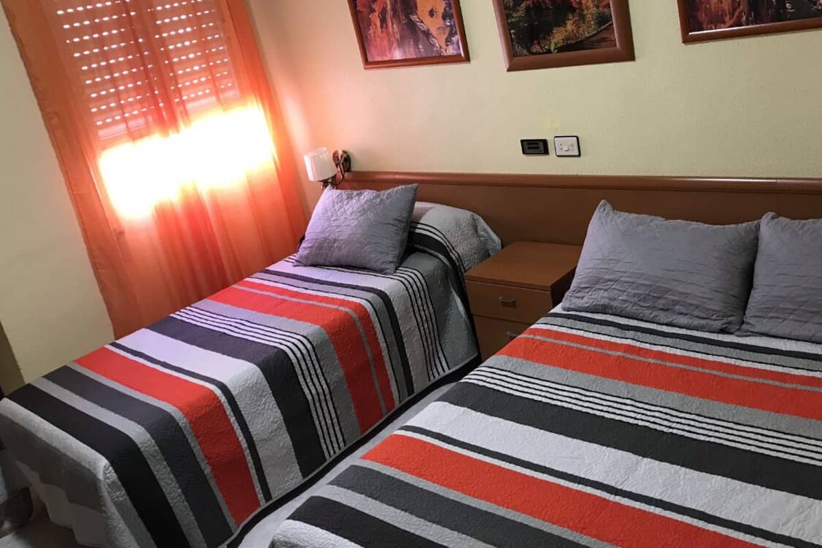 Minibar, cofre no quarto, secretária, cortinas/cortinados opacos