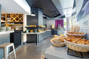 Café da manhã com buffet todos os dias (EUR 13.90 por pessoa) 