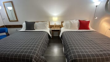 Quarto, 2 camas de casal | Com decoração personalizada, com mobília individualizada, secretária