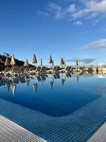 2 piscinas exteriores, guarda-sóis, espreguiçadeiras 