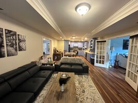 Apartamento Familiar, várias camas, aceitam-se animais de estimação, vista para o jardim | Sala de estar | TV de ecrã plano, Netflix, Hulu, filmes em estreia 