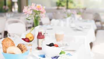 Café da manhã com buffet grátis todos os dias