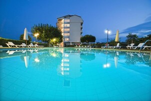 Piscina externa sazonal, espreguiçadeiras