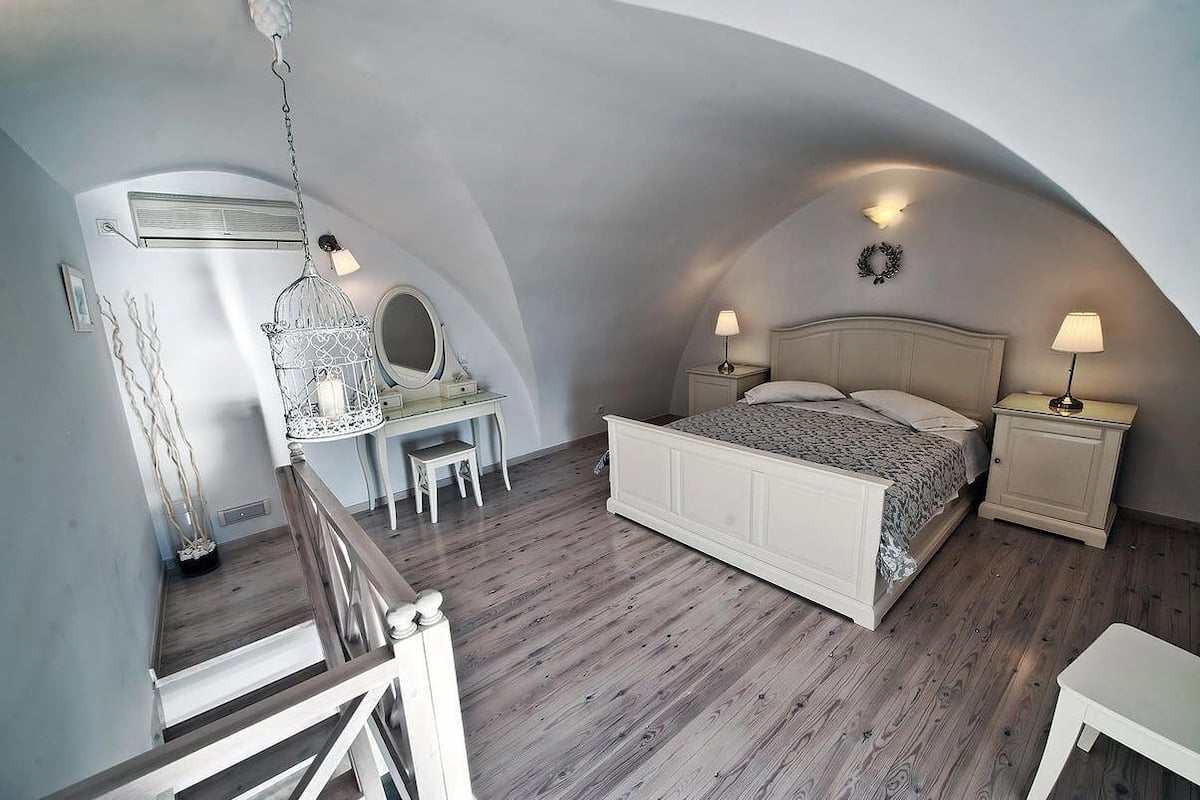1 quarto, cofres nos quartos, escrivaninha, quartos à prova de som