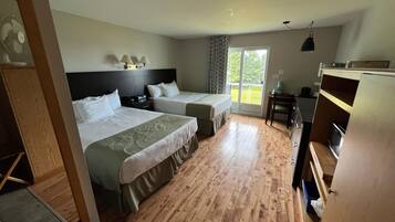 Quarto standard, 2 camas Queen | Escrivaninha, ferros/tábuas de passar roupa, Wi-Fi de cortesia