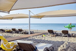 Na praia, toldos de praia (sobretaxa), espreguiçadeiras 