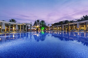 5 piscinas exteriores, guarda-sóis, espreguiçadeiras 