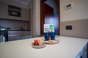 Apartamento Superior, 2 quartos, terraço | Sala de estar | Smart TV de 32 polegadas com canais digitais