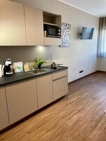 Estúdio Standard, kitchenette | Sala de estar | Smart TV de 32 polegadas com canais digitais 
