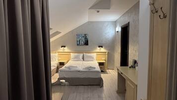 Estúdio Standard | Minibar, secretária, secretária adequada para computadores portáteis