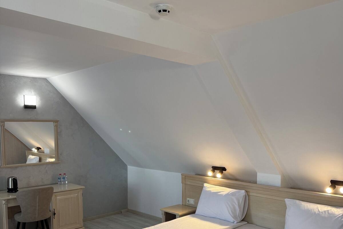 Apartamento família, 1 quarto | Frigobar, escrivaninha, espaço de trabalho para notebook