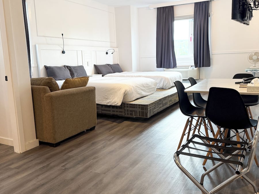 Suite Deluxe | Camas de colchão pillowtop, secretária, ferro/tábua de engomar