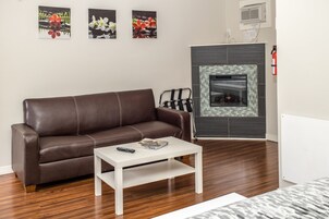 Estúdio Superior, 1 cama king-size | Sala de estar | TV de ecrã plano