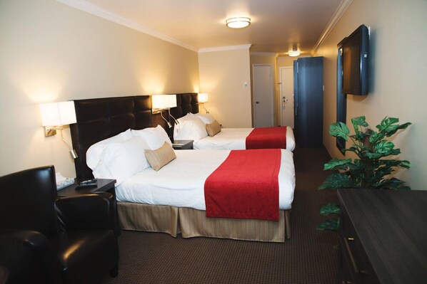 Quarto standard, 2 camas Queen (Renovated) | Cofres nos quartos, escrivaninha, quartos à prova de som
