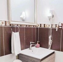 Quarto quádruplo standard | Banheiro | Chuveiro, produtos de toalete de grife, toalhas de banho