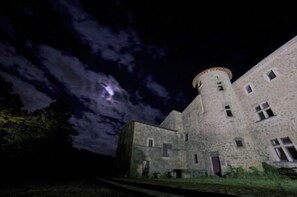 Fachada da propriedade à noite