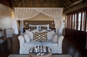 Suite (Upstairs) | Roupa de alta qualidade, minibar, cofre no quarto, secretária 