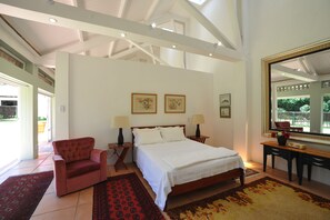 1 quarto, roupa de alta qualidade, secretária 