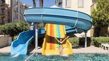 Piscina interior, piscina exterior sazonal, guarda-sóis