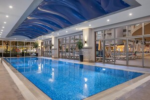 Piscina interna, piscina externa sazonal, guarda-sóis, espreguiçadeiras