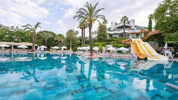 Piscina interior, 3 piscinas exteriores, guarda-sóis, espreguiçadeiras