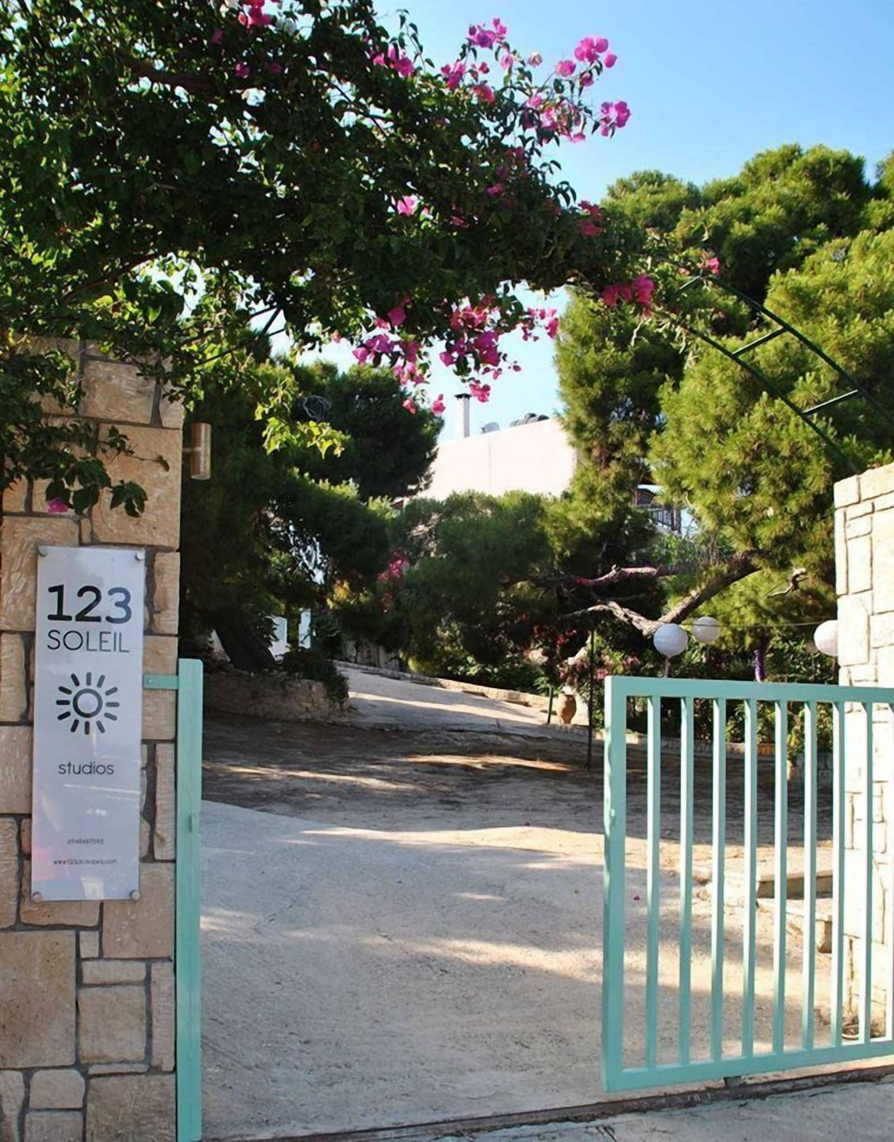 Um edifício de pedra com uma placa que diz "123 Soleil Studios".