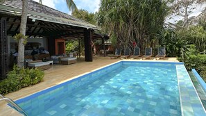 Piscina exterior, uma piscina transbordante 