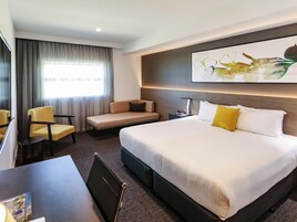 Roupas de cama premium, cofres nos quartos, escrivaninha