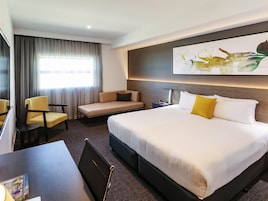 Roupas de cama premium, cofres nos quartos, escrivaninha